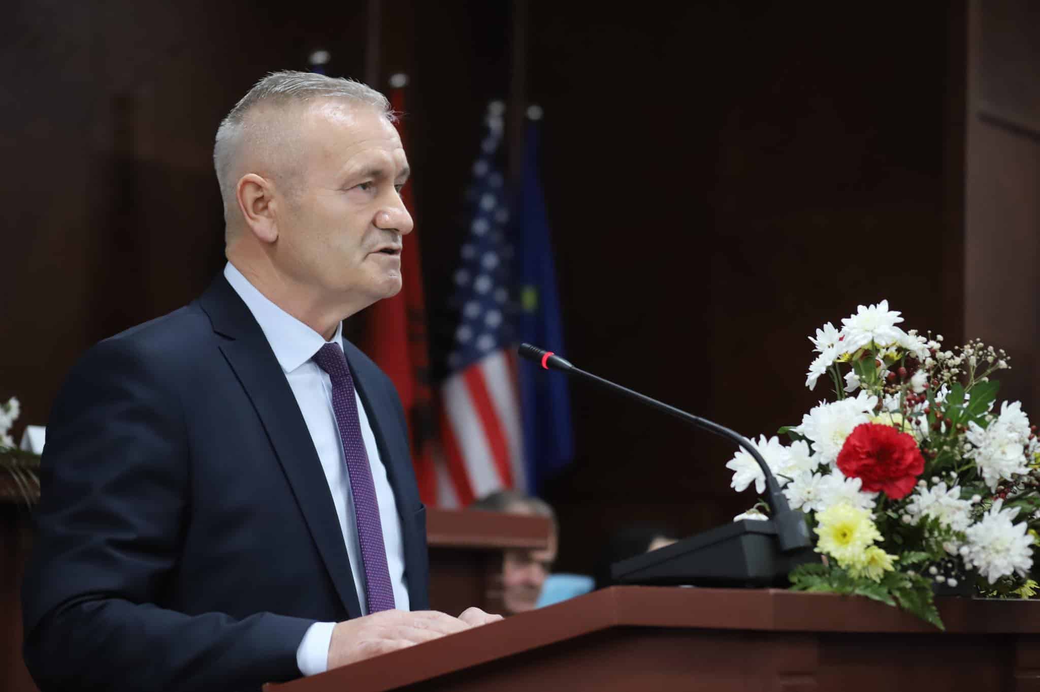 PROF. DR. ZENUN ELEZAJ BETOHET SI KRYETAR I KOMUNËS SË KLINËS - Komuna ...