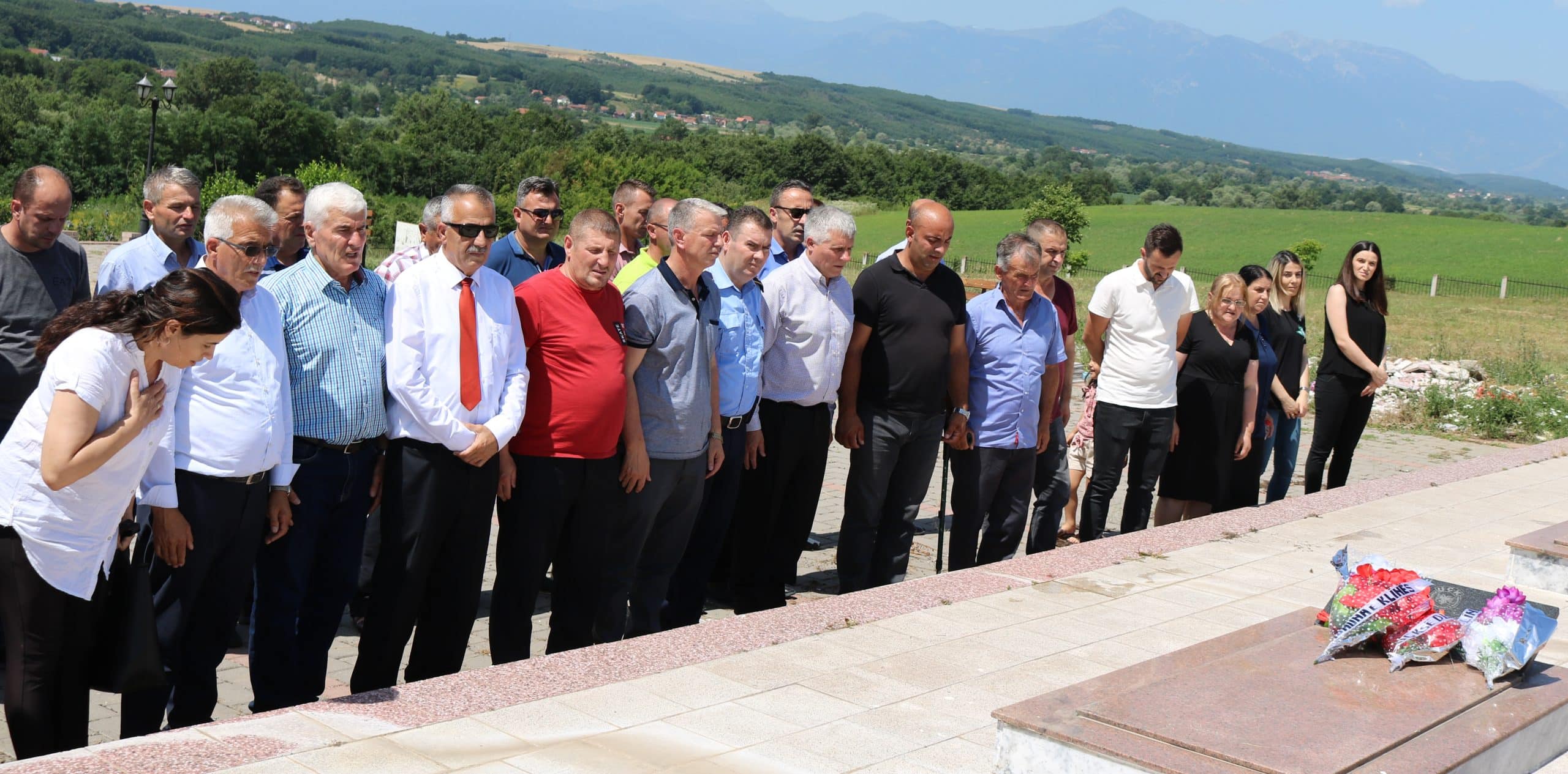 BËHEN HOMAZHE PËR DËSHMORIN MUHAMET HAXHAJ - Komuna e Klinës